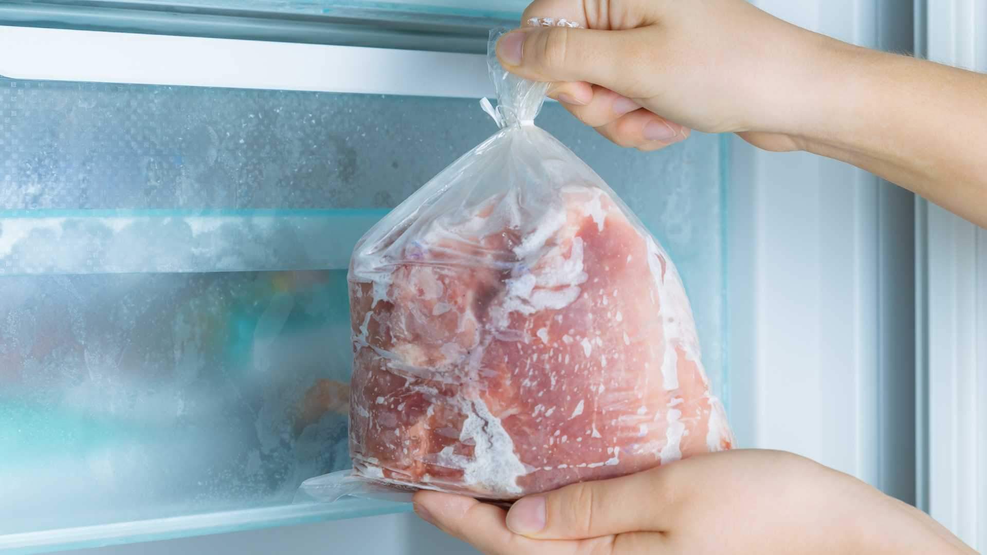 No es con agua caliente: el método seguro para descongelar alimentos en ...