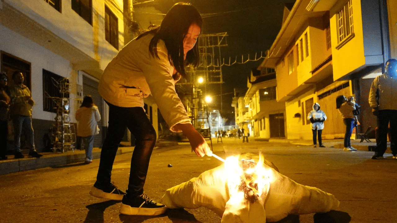 Monigotes o "años viejos" tomaron calles en Ecuador para despedir 2024 ...
