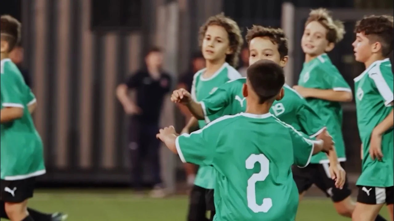¿De qué color son la camiseta y el escudo de Deportivo LSM, el club de Lionel Messi y Luis ...