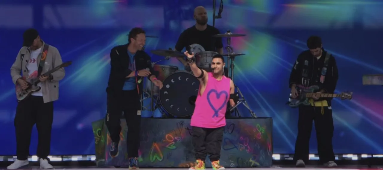 Quién es Emmanuel Kelly, el artista que brilló junto a Coldplay y J ...
