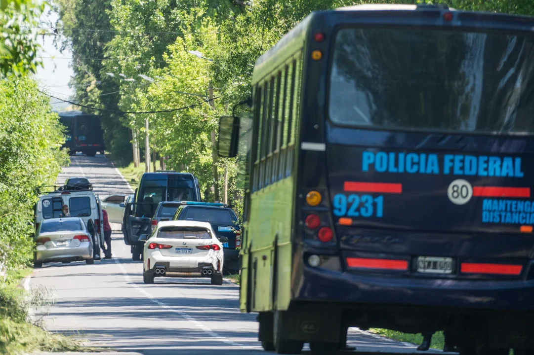 Secuestraron 45 autos de lujo en una mansión vinculada a "Chiqui" Tapia ...